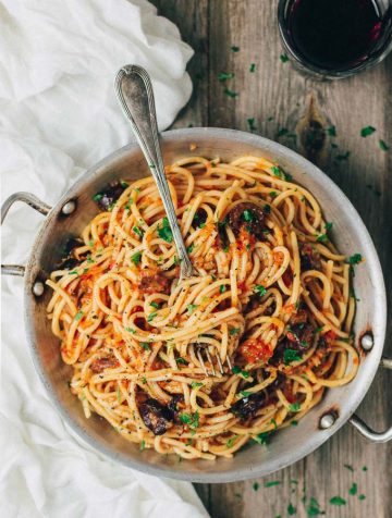 Spaghetti With Olives + Fresh Tomato Sauce - Real Greek Recipes