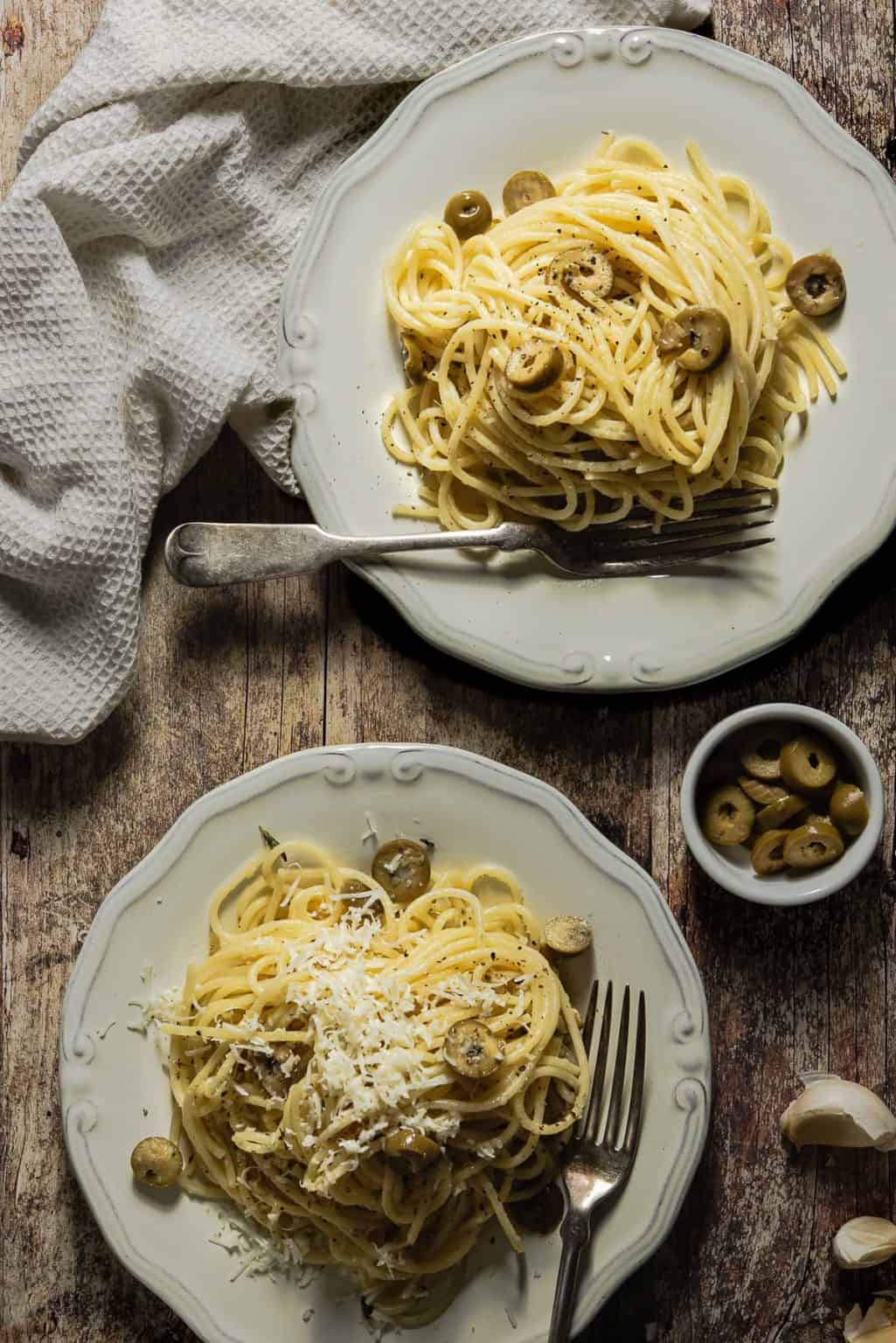 Spaghetti With Olive Oil, Garlic, And Olives - Real Greek Recipes