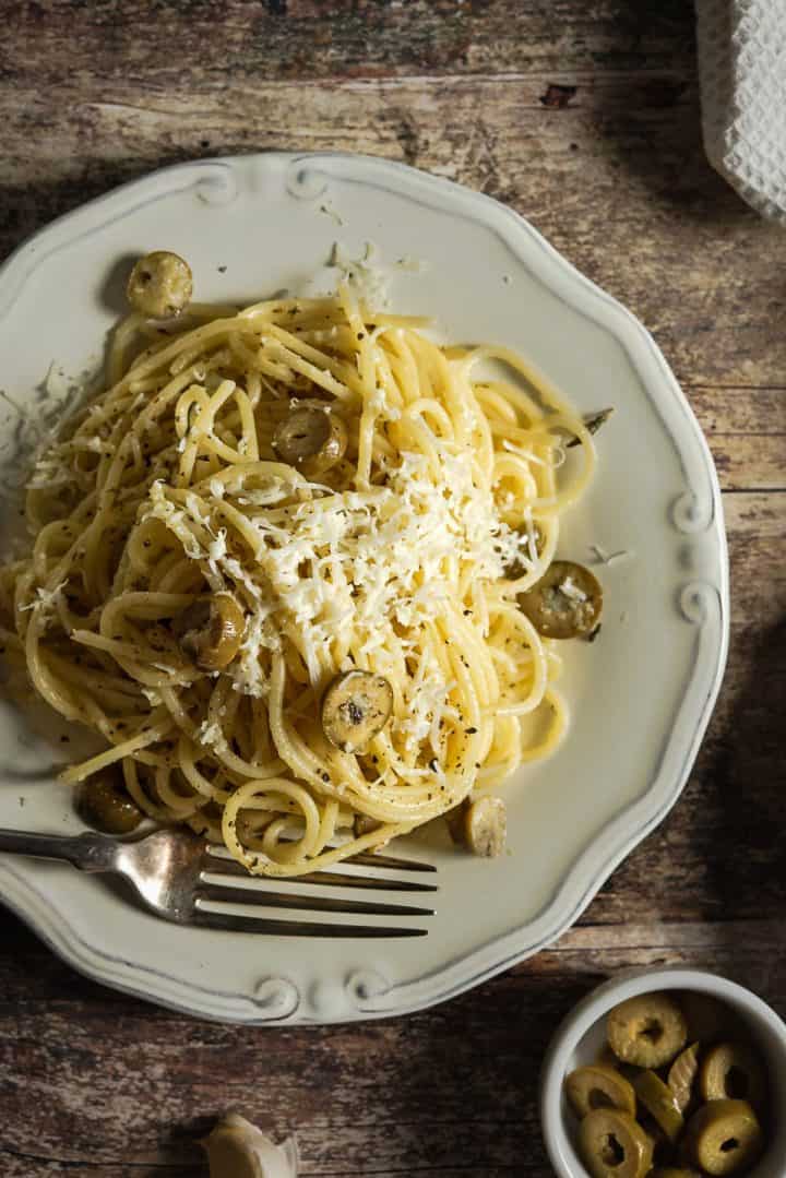 Spaghetti With Olive Oil, Garlic, And Olives - Real Greek Recipes